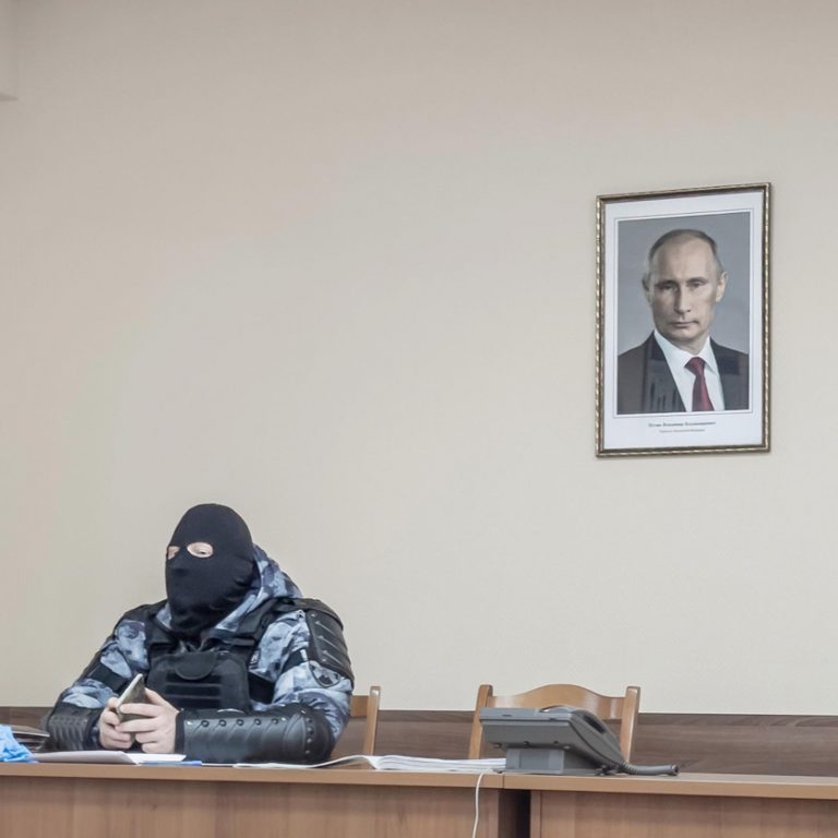 Фотограф Дмитрий Марков выставил на аукцион главное фото с протестов ...
